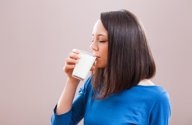 Lactose (of melksuiker) is van nature aanwezig in melk